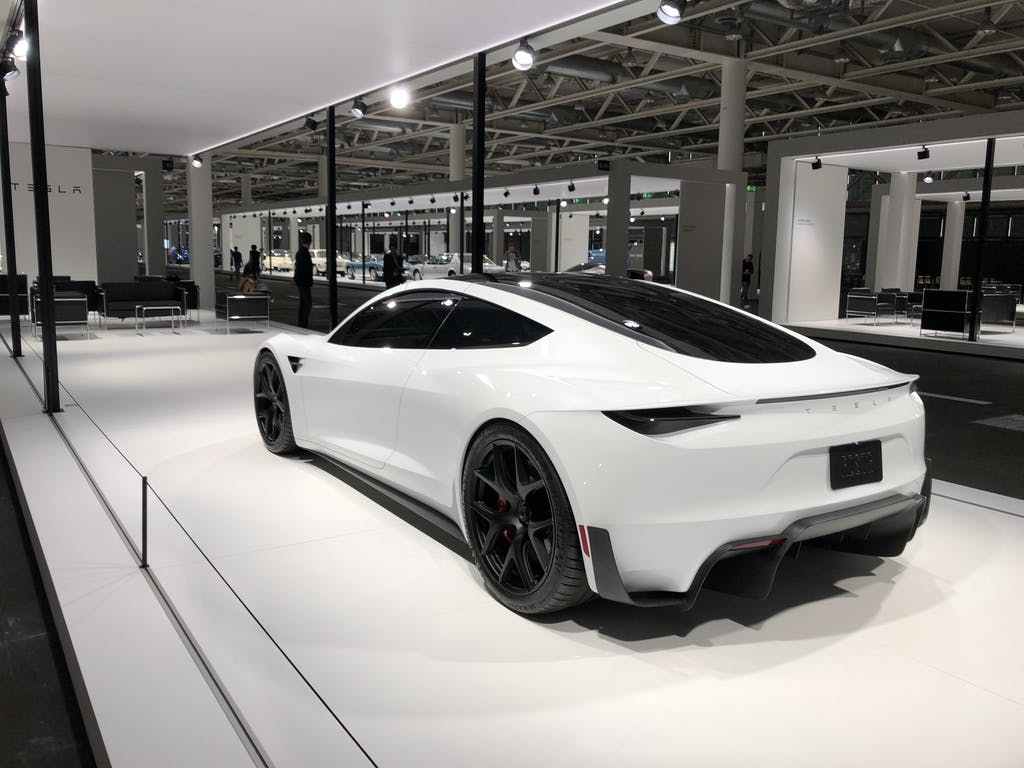 Přelomový elektromobil Tesla Roadster se nám ukázal naživo ...