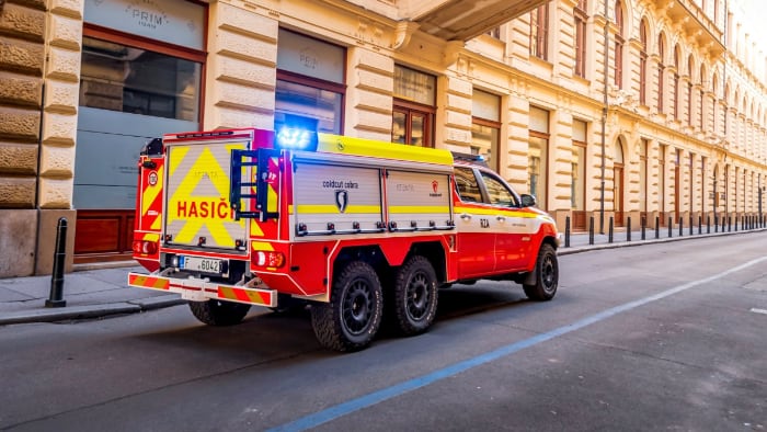 Nový hasičský vůz je připravený řešit problémy s požáry elektromobilů v ...