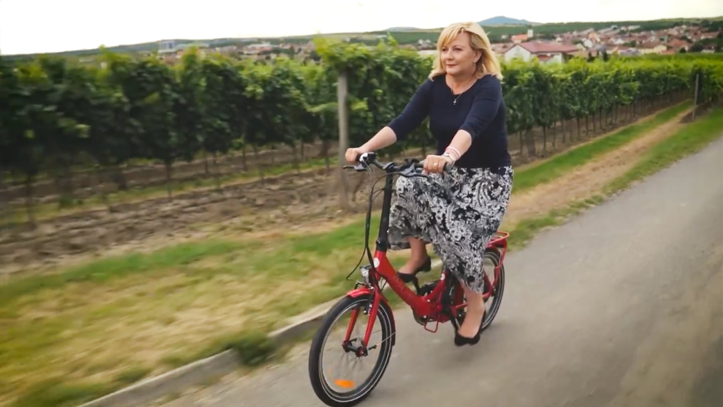 Alena Schillerová na elektrokole! Ne, tohle není vtip, ale politická kampaň