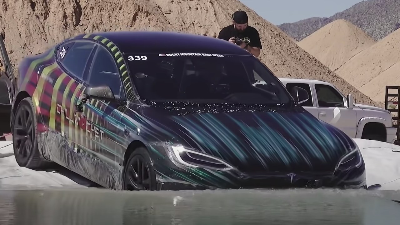 Šílenec poslal zbrusu novou Teslu do vodní nádrže! Tipnete si, jak to ...