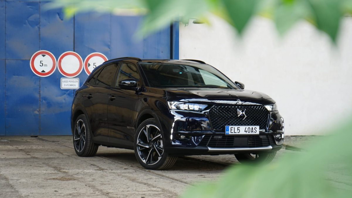 Uhrane vzhledem, potěší jízdou. Test DS 7 Crossback E-Tense Louvre ...