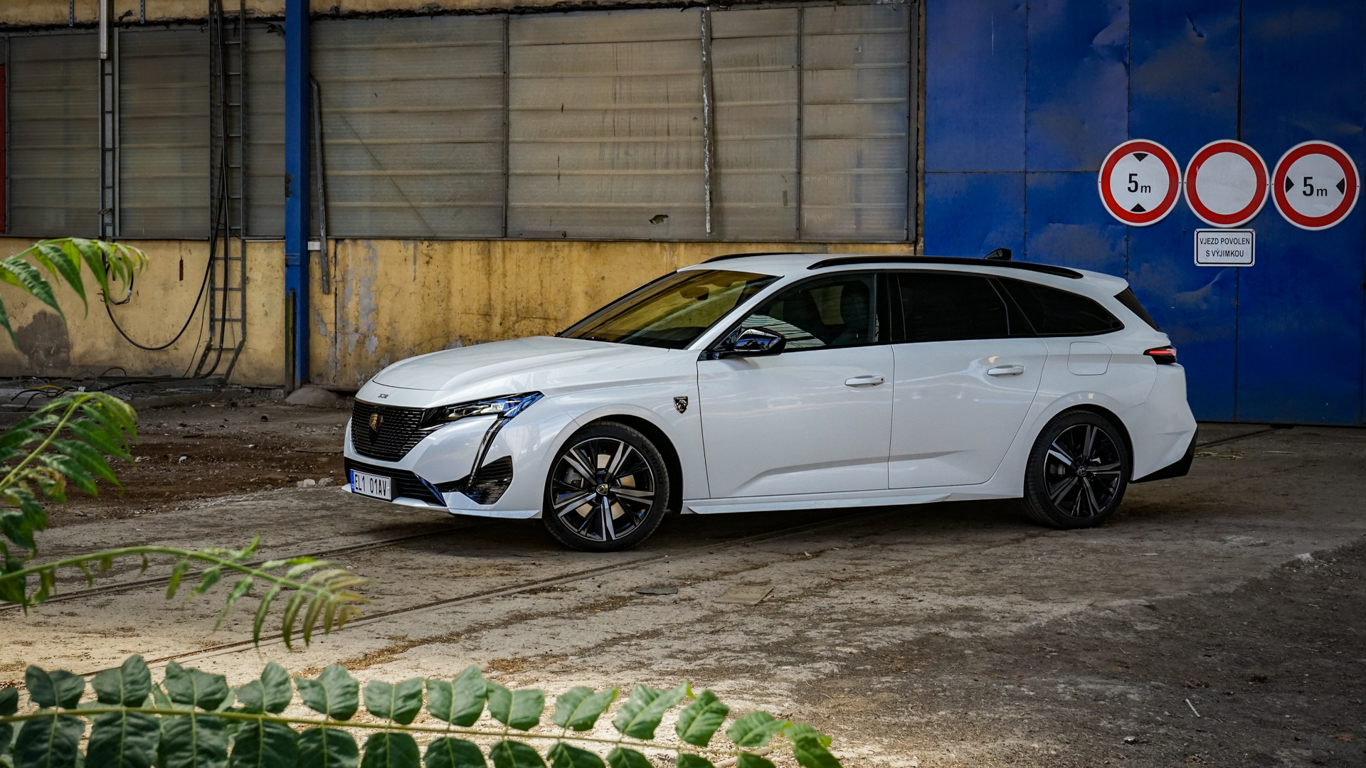 Test Peugeot 308 SW Hybrid 225 – Šavlozubý Francouz dokáže smlsnout ...