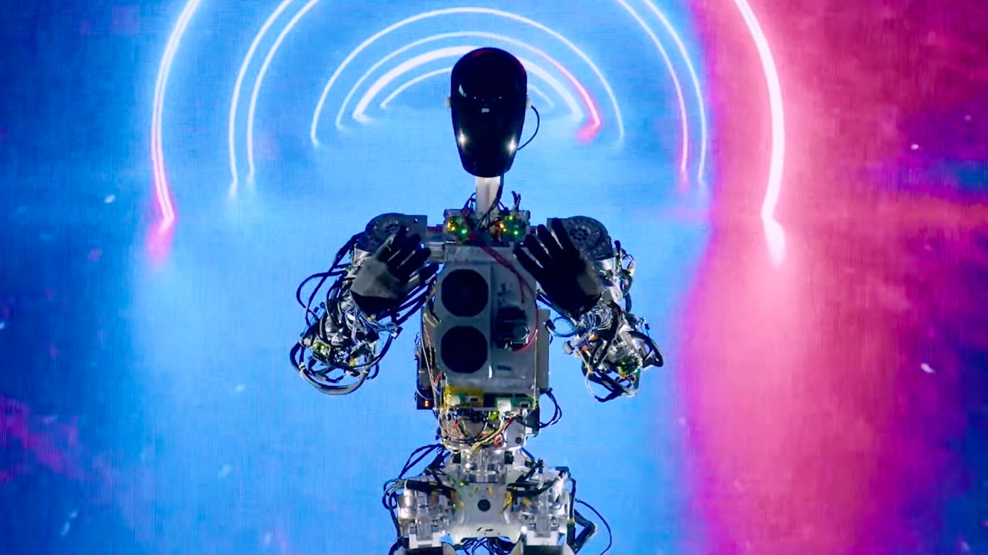 Tohle je robot Tesla Optimus, seznamte se! Výtvor Elona Muska vás ...