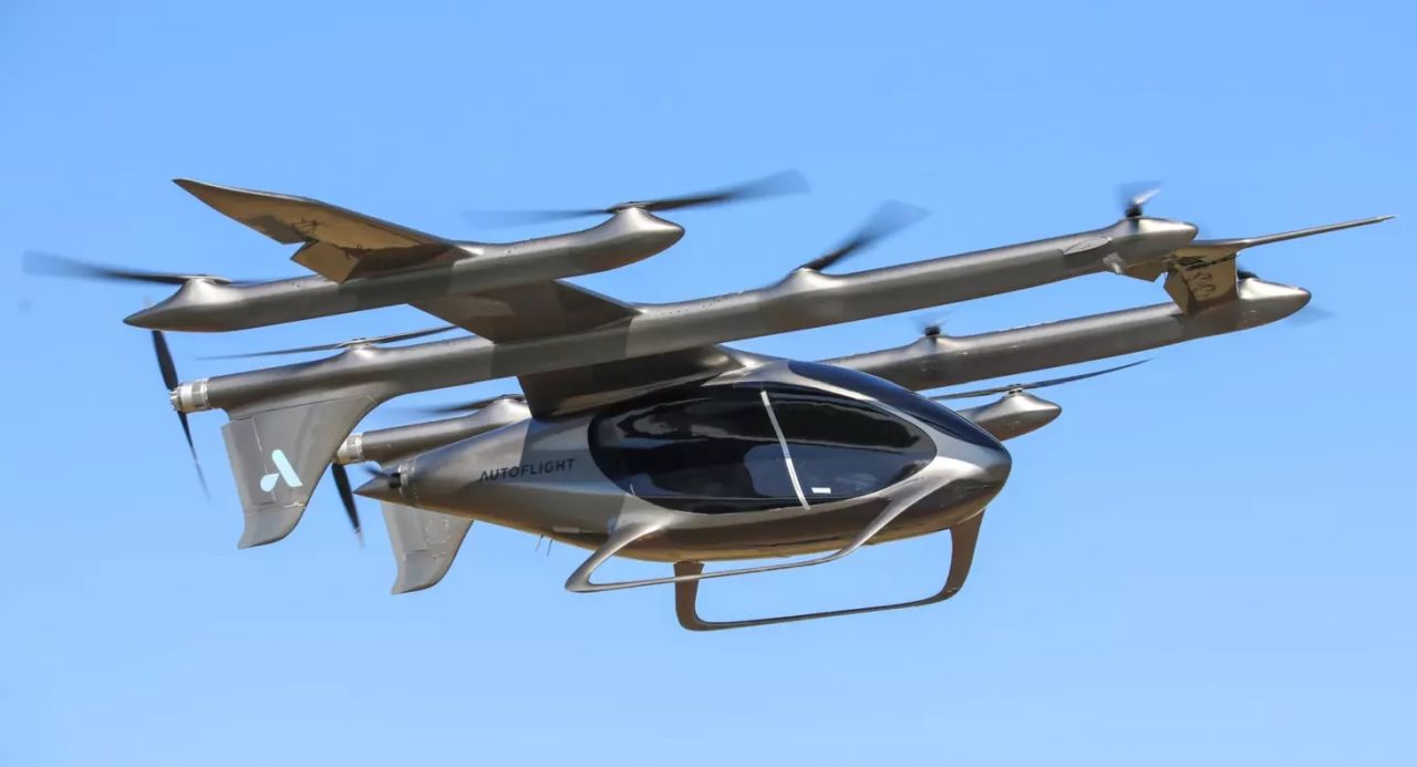 Létající elektromobil už zvládne přes 250 km. Jsou obří drony eVTOL budoucností?