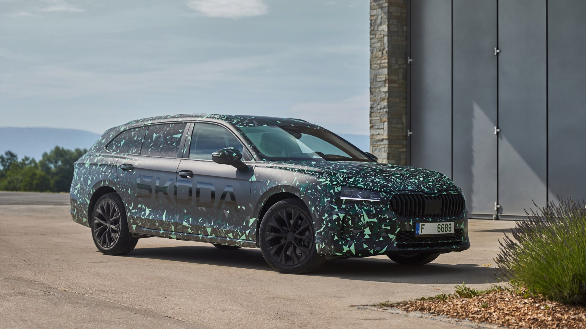 Nová Škoda Superb 4. generace: Celkem 6 motorizací, plug-in hybrid ...