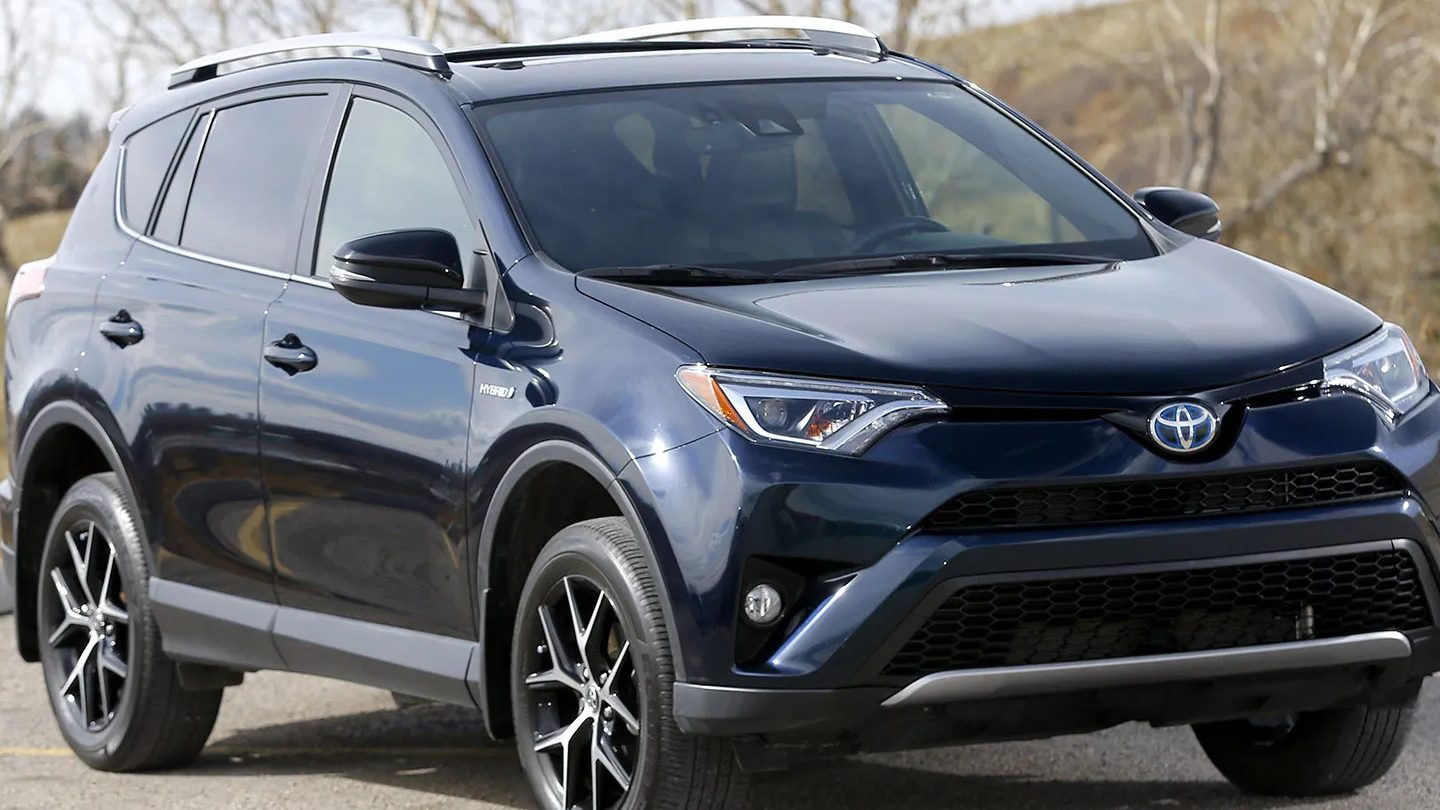 Toyota RAV4 může zničehonic začít hořet, automobilka svolává 1,8 ...