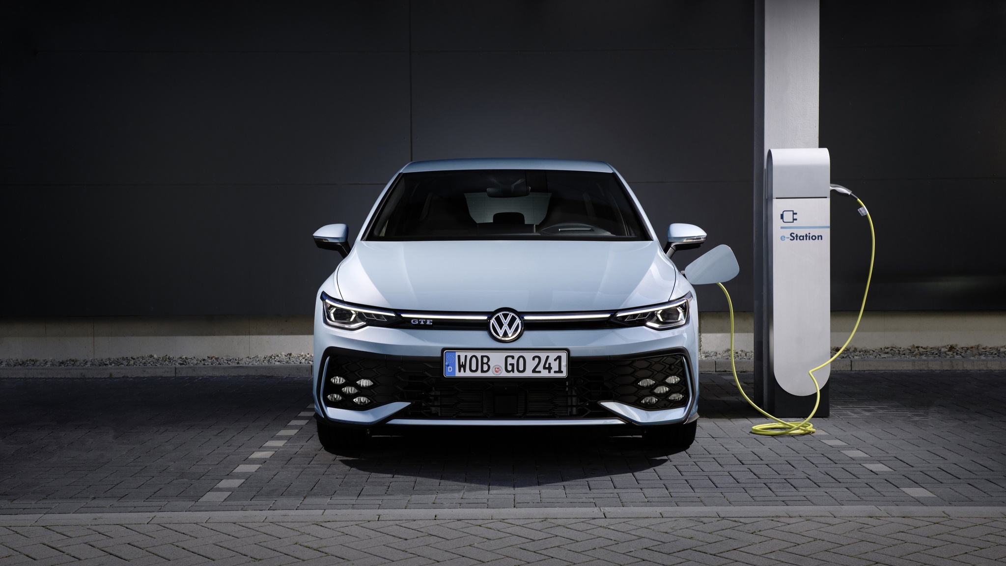 Nový VW Golf si hodně polepšil. Plug-in hybrid už ujede 100 km a nabíjí ...