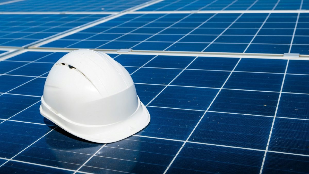 České dráhy investují do fotovoltaiky. Solární panely zamíří na střechy ...