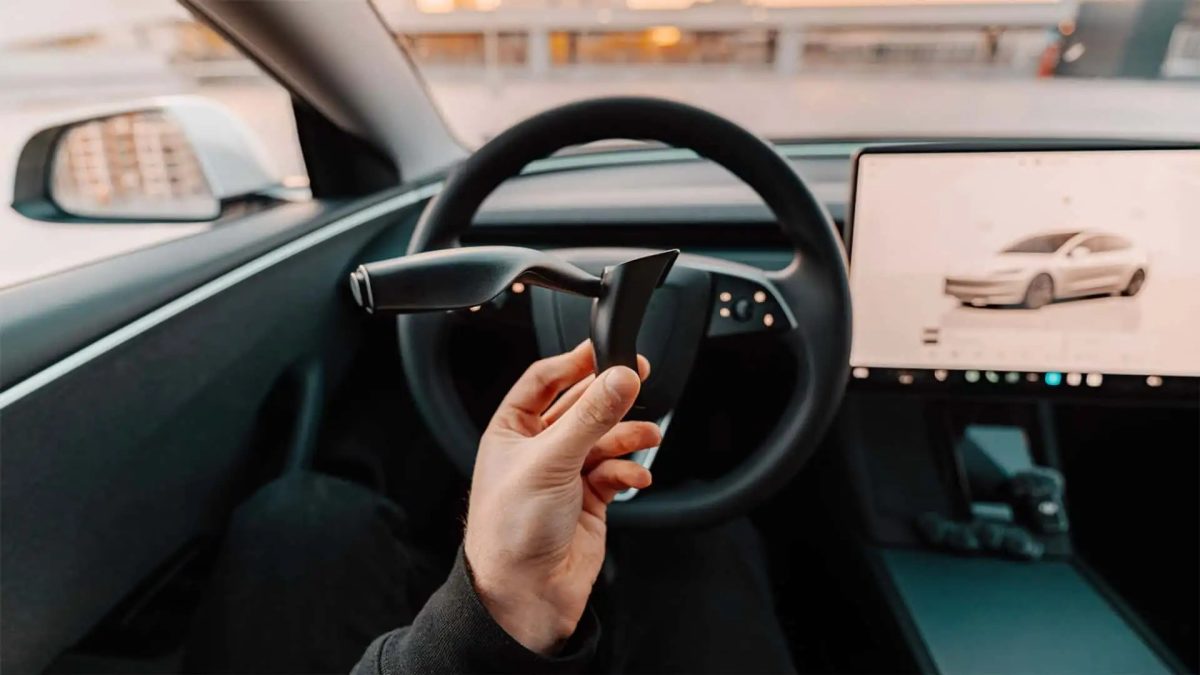 Tesla vyslyšela zákazníky. Do Modelu 3 zase vrátí levou páčku pod ...