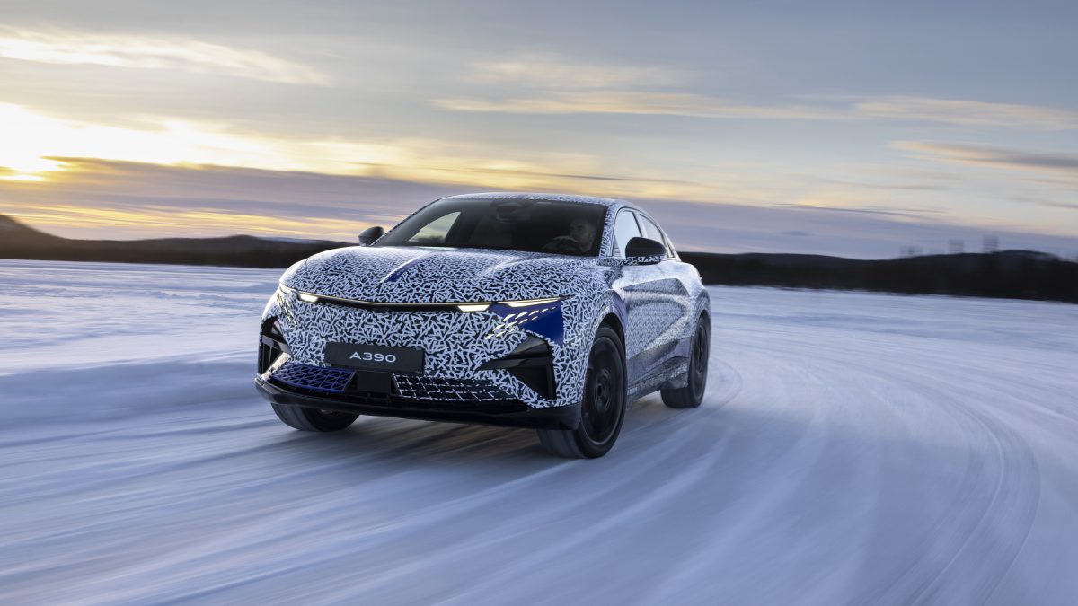 Alpine 390 je zatraceně sexy fastback. Prochází testem v arktických ...