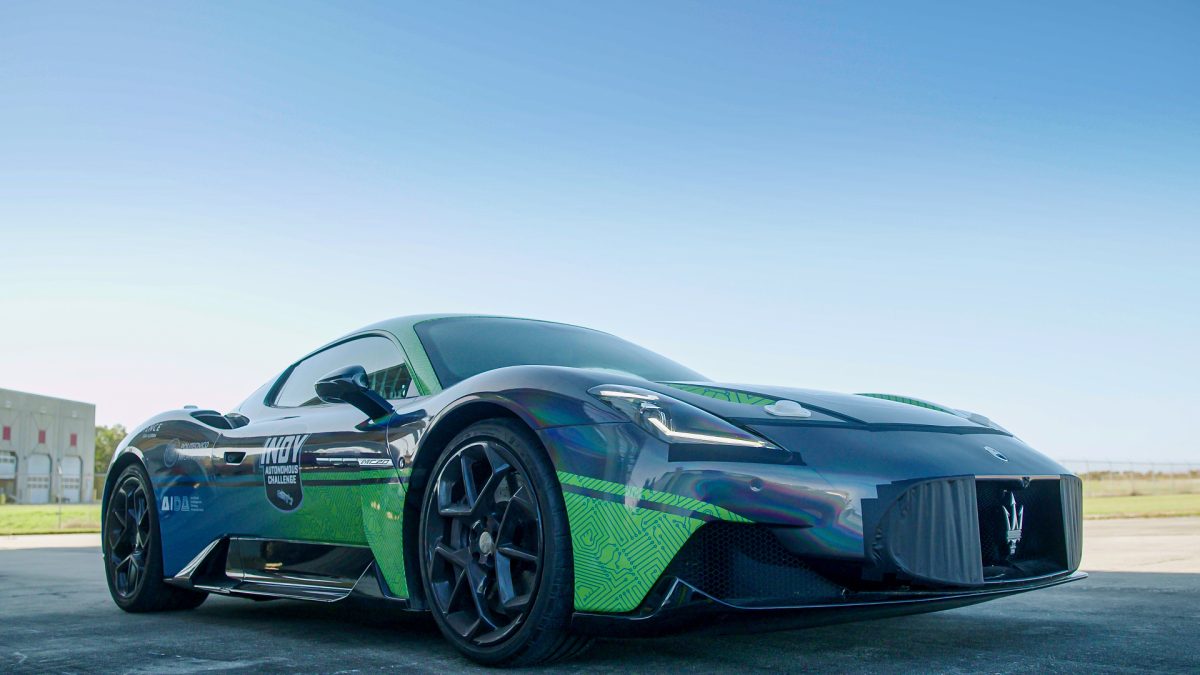 Maserati jelo bez řidiče 318 km/h. Zapisuje se tím do knihy rekordů a ...