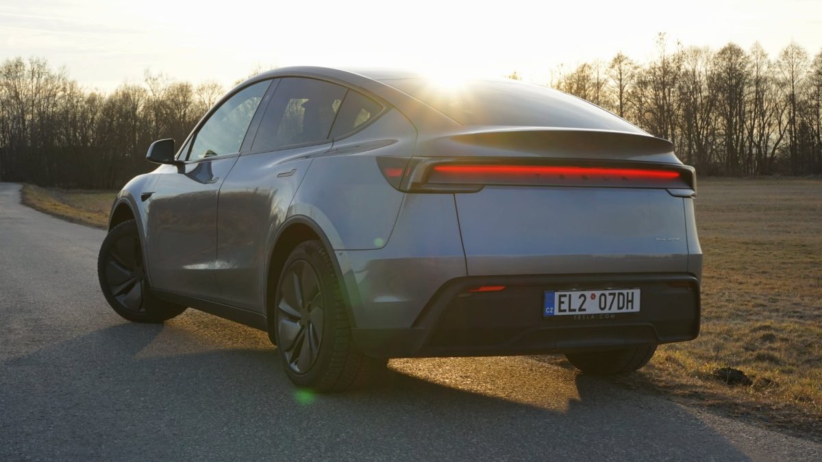 Z továrny až k zákazníkovi. Tesla doručila první auto zcela autonomně ...