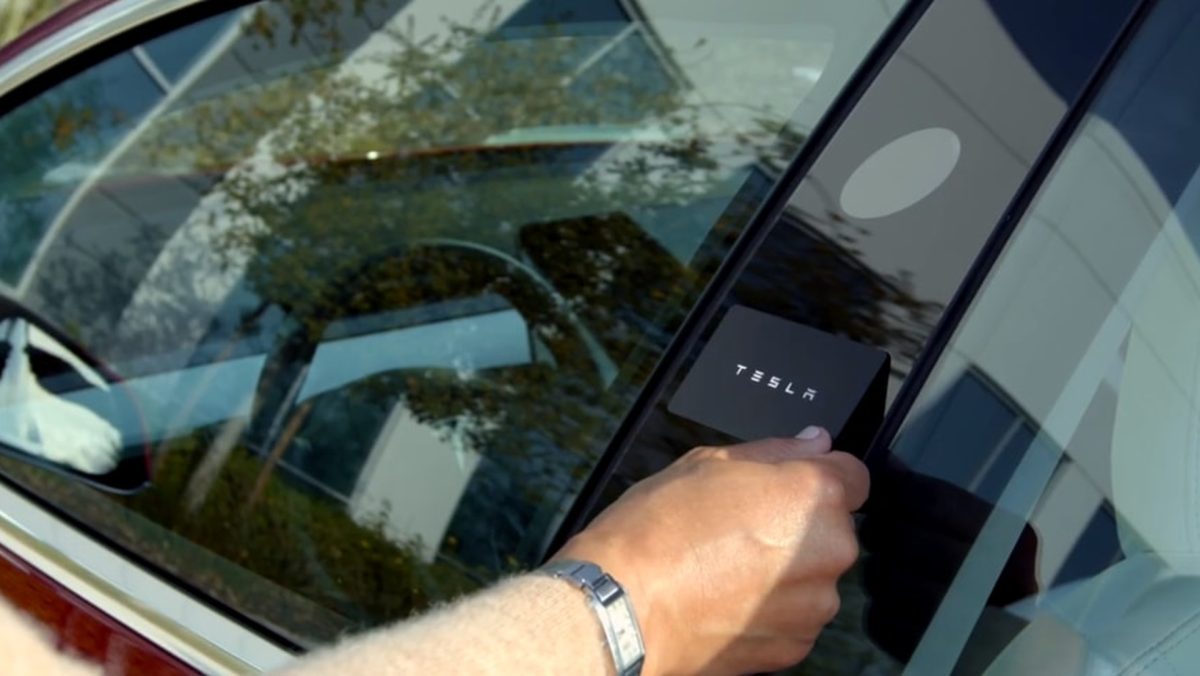 Tesla přestane k novým vozům dávat karty pro odemykání. Od teď už jen ...